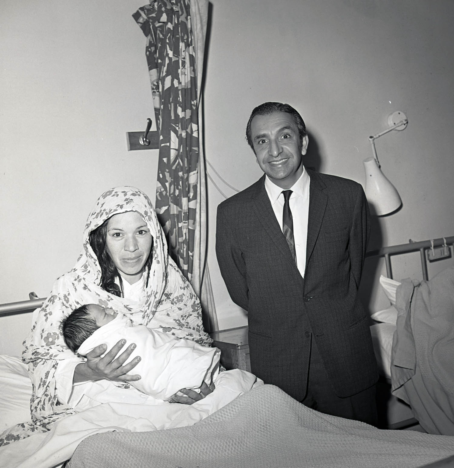 Former Health Minister Ali Fakhro presents gift to first born in ...