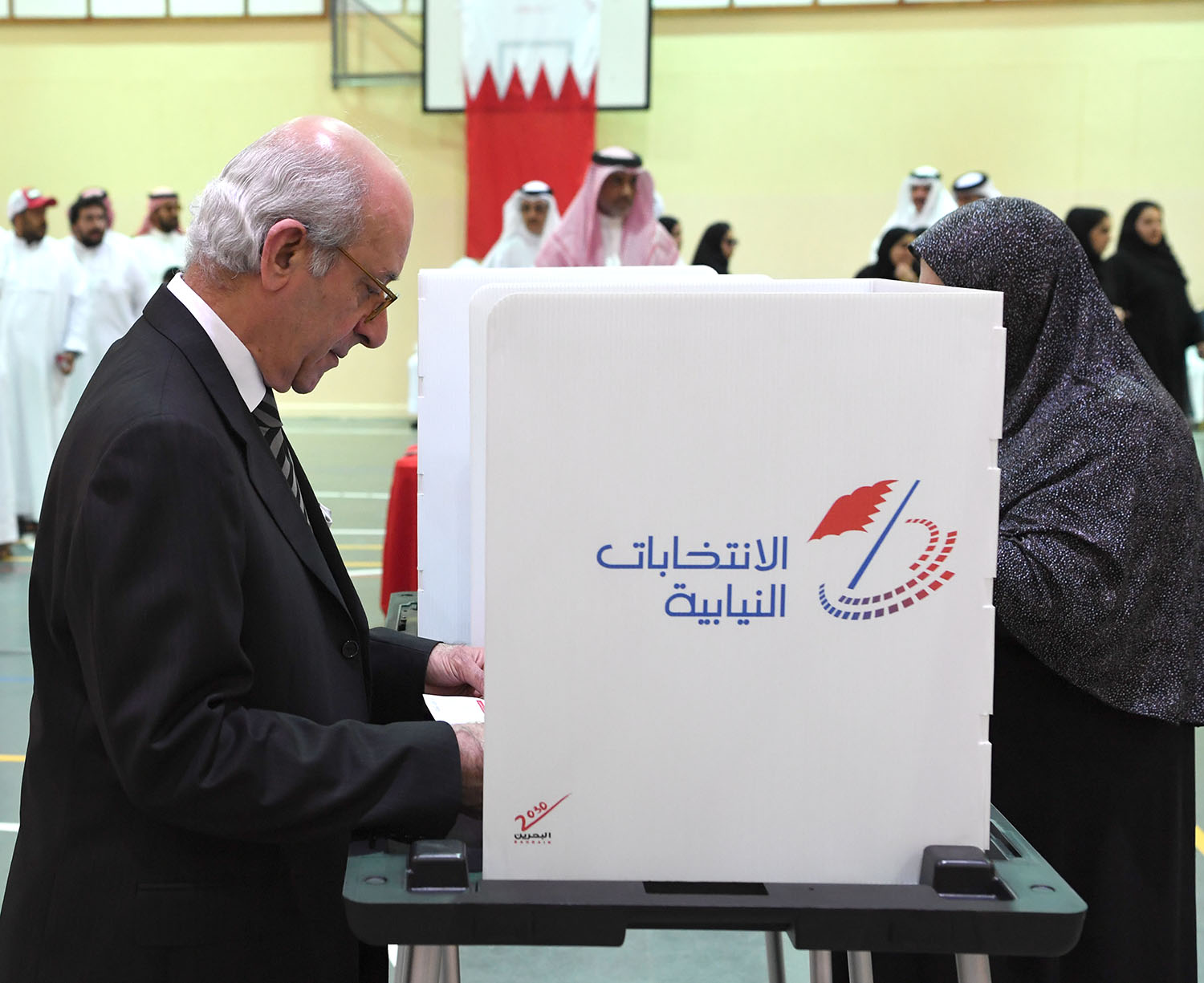 Cabinet Affairs Minister casts ballot | Bahrain News Agency