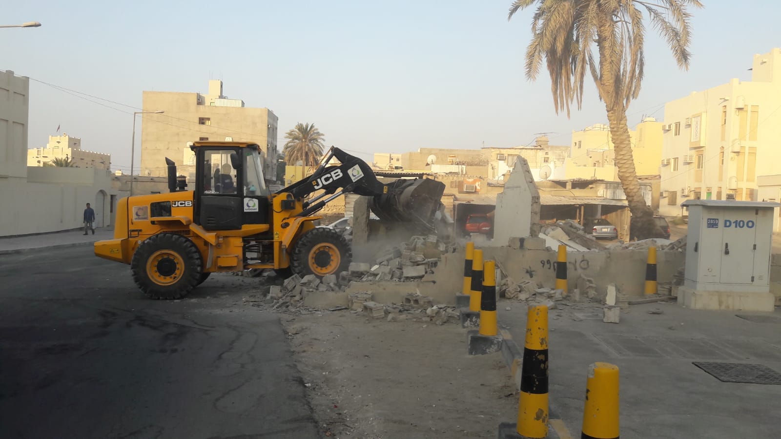Southern Municipality dismantles dilapidated homes | Bahrain News Agency