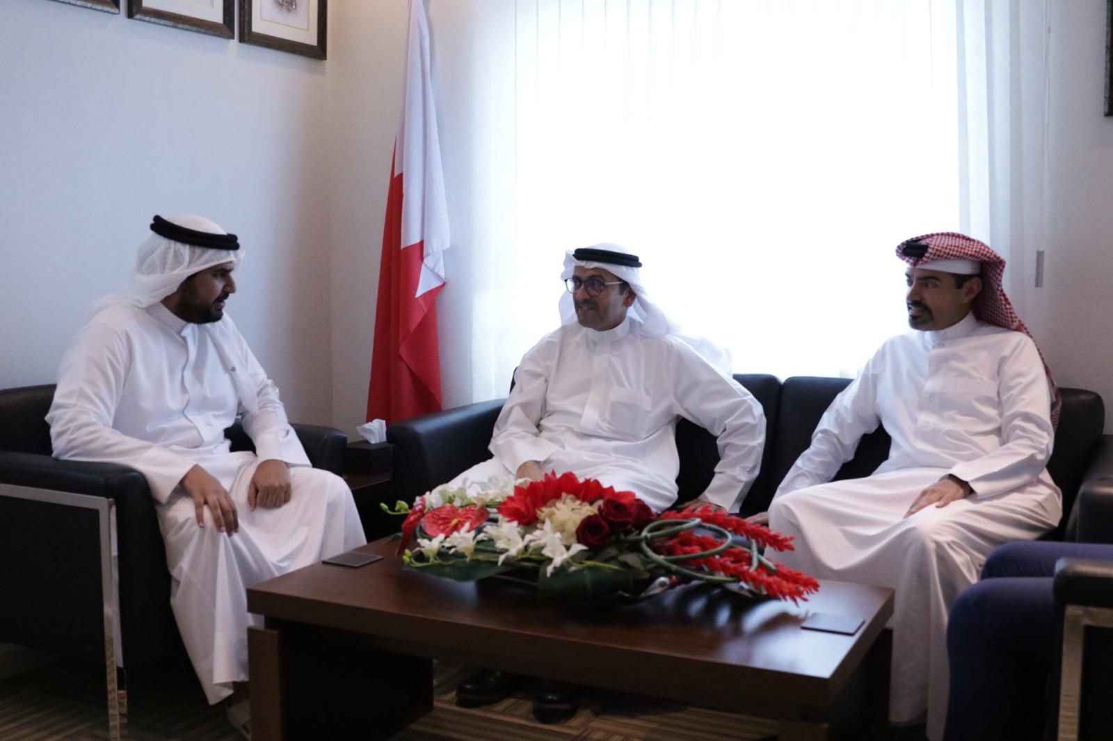 HH Shaikh Isa bin Ali receives Zain Bahrain CEO Mohammed Zainalabedin ...
