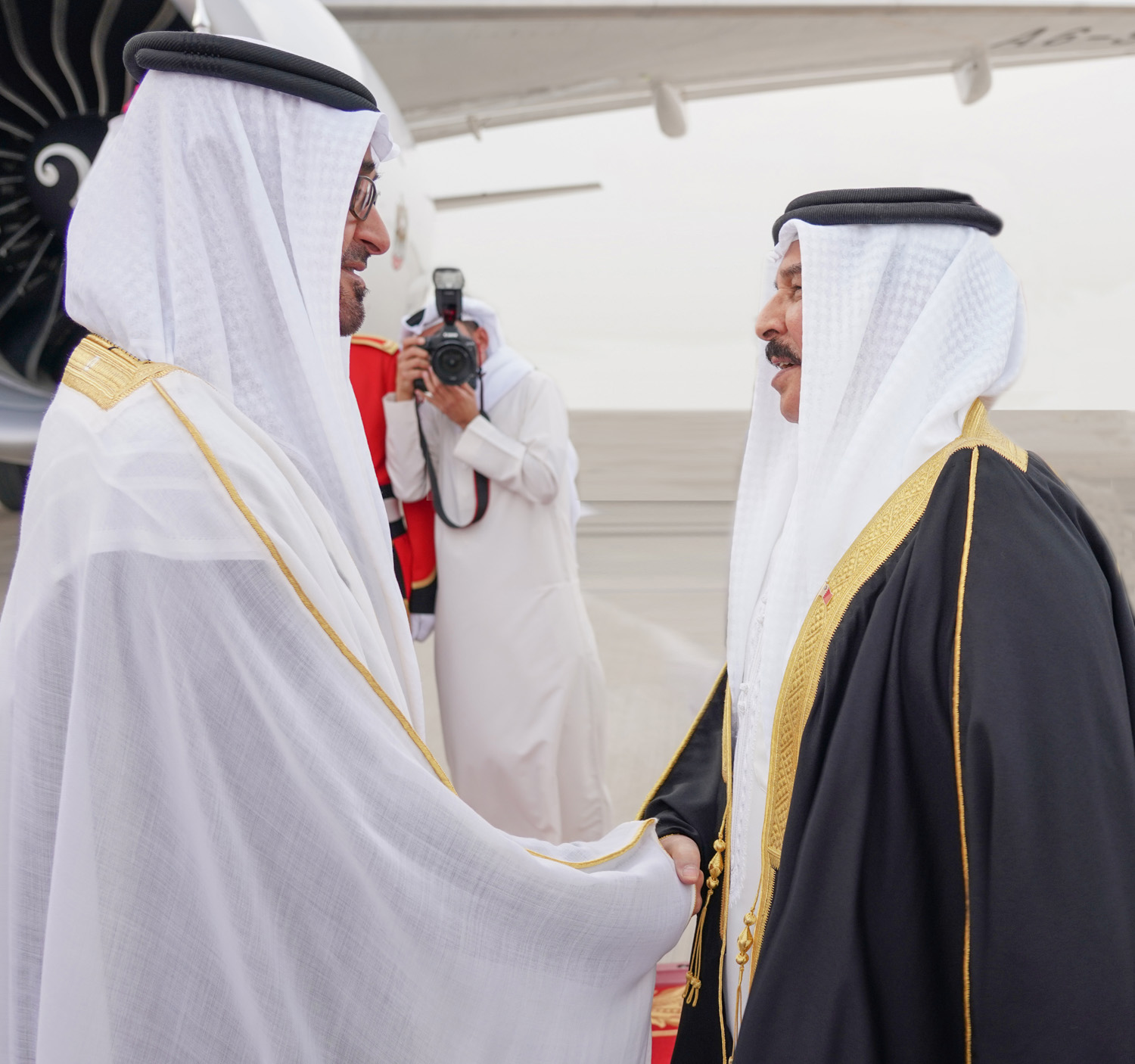 HM King welcomes Abu Dhabi Crown Prince on his arrival in Bahrain ...
