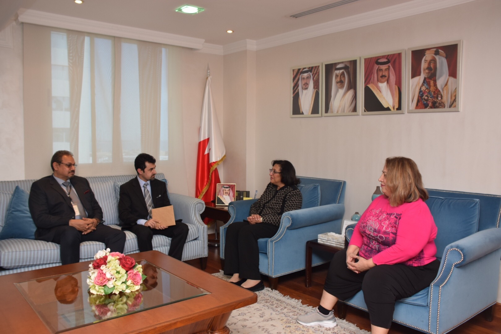 Health Minister receives Salmaniya Orthopedic doctors | Bahrain News Agency
