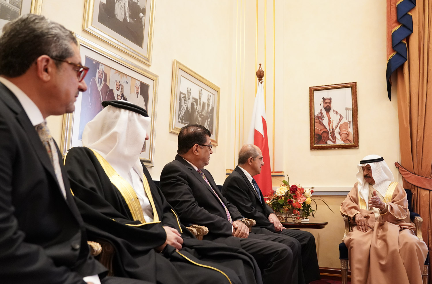HRH Premier receives Al-Amin family members | Bahrain News Agency