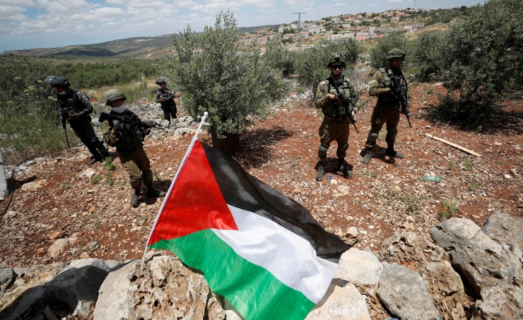 الاحتلال يعتقل مواطنين فلسطينيين في الضفة الغربية