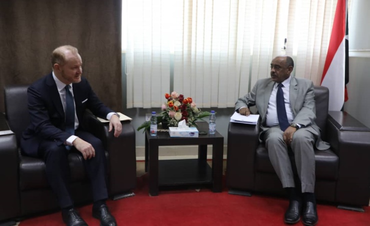 مسؤول سوداني يبحث مع السفير الامريكي التطورات السياسية في السودان