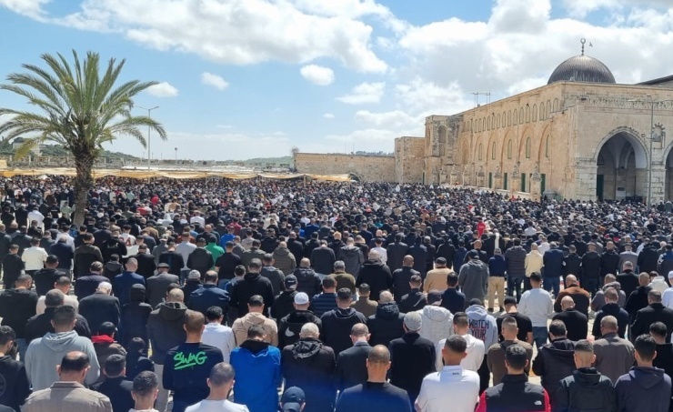120,000 worshippers perform Friday prayers at Al-Aqsa Mosque