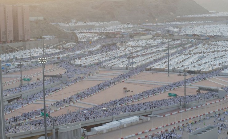Pilgrims stone Jamrat Al-Aqabah on first day of Eid Al-Adha