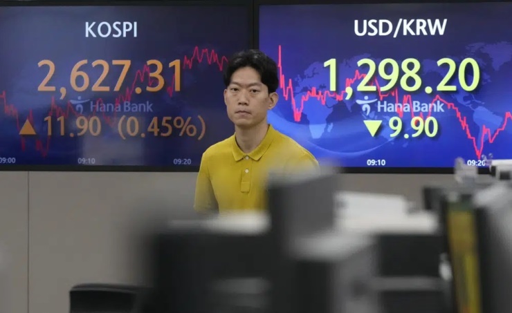Asian stocks mixed as Wall St inches toward bull market
