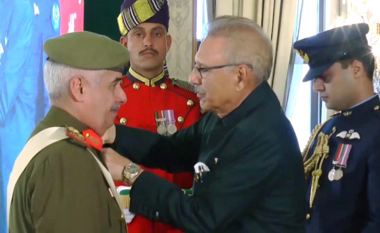Pakistani President decorates National Guard Commander with military medal