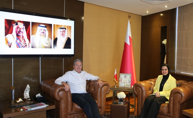 Youth Minister recieves Formula 1 in Schools Founder