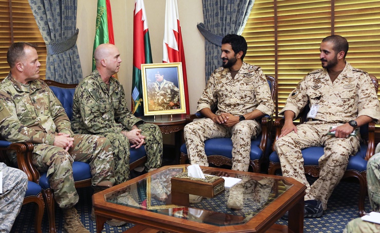 Royal Guard Commander receives US military official