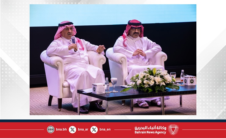 Saudi Education Minister meets Saudi students in Bahrain