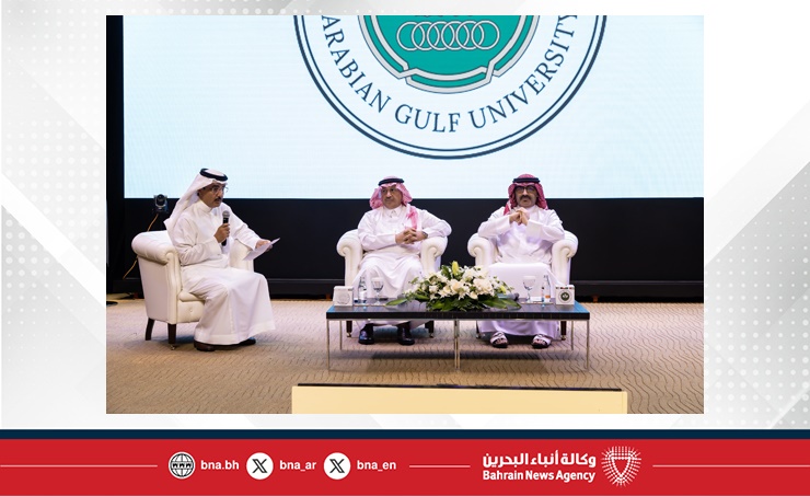 Saudi Education Minister meets Saudi students in Bahrain