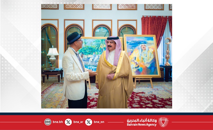 HM King meets Bahraini artist Abbas Al Mosawi