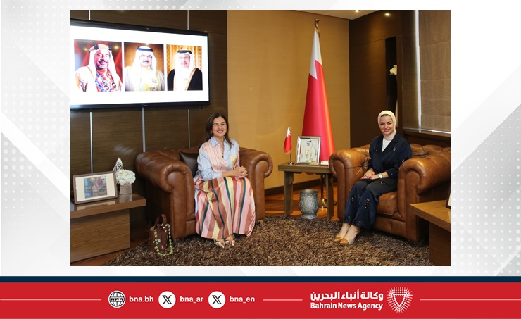 Youth Minister receives Al Riwaq Art Space Director
