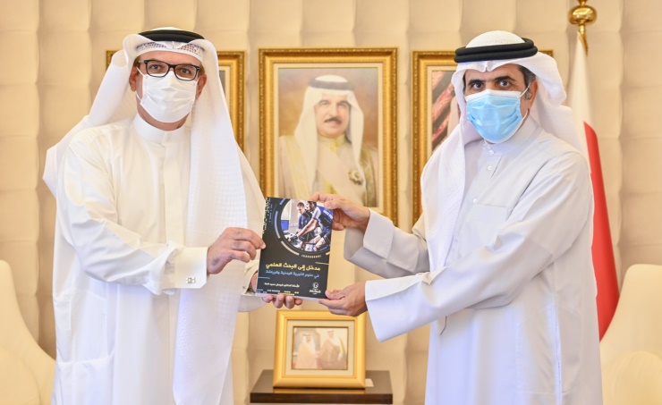 Information Minister receives Bahraini researcher
