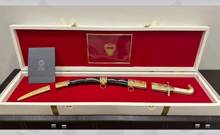 HM King presents HH Amir of Kuwait with Bahraini sword