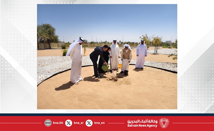 Municipalities Minister meets UAE Climate Change Minister in Abu Dhabi