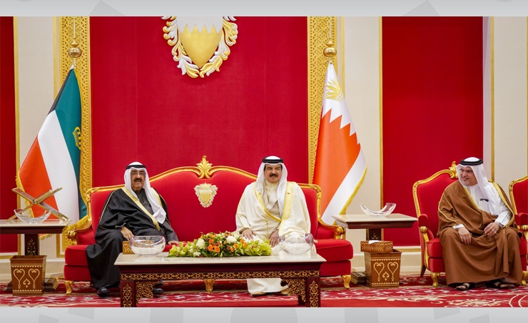 HM King welcomes Kuwaiti Amir upon arrival to Bahrain