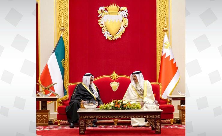 HM King welcomes Kuwaiti Amir upon arrival to Bahrain