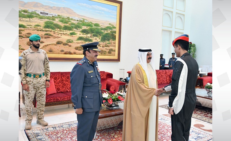HM King receives UAEAF’s Al Fursan team