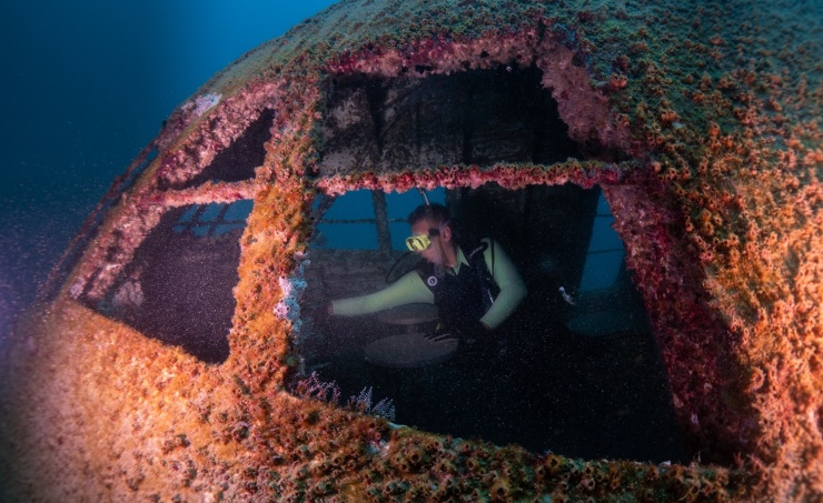 Industry Minister opens largest underwater theme park