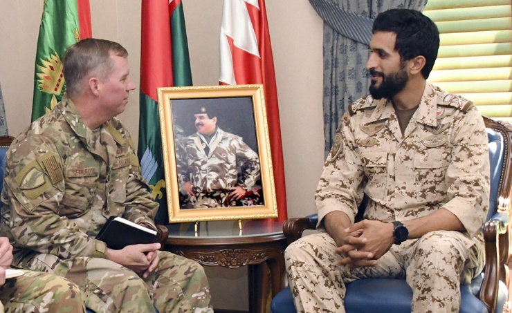 Royal Guard Commander receives US military official