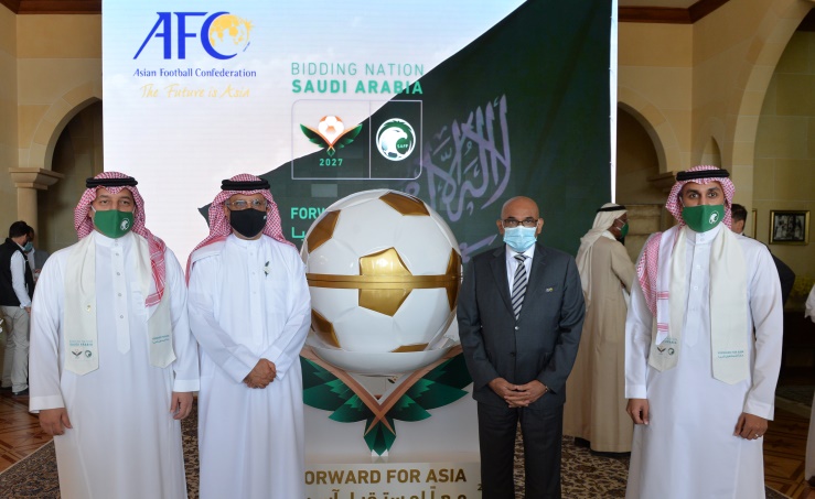 رئيس الاتحاد الآسيوي لكرة القدم يتسلم ملف السعودية لاستضافة كأس آسيا ٢٠٢٧
