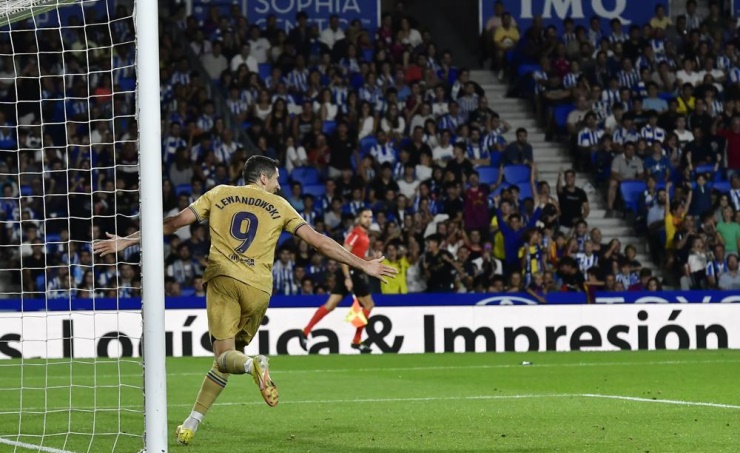 Lewandowski’s birthday double leads Barça to first league win