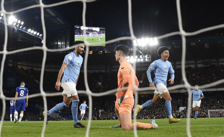 Mahrez earns City win at Chelsea to narrow gap with Arsenal