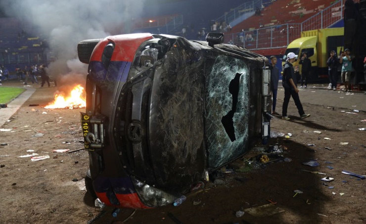 Stampede, riot at Indonesia soccer match kill 129, police say