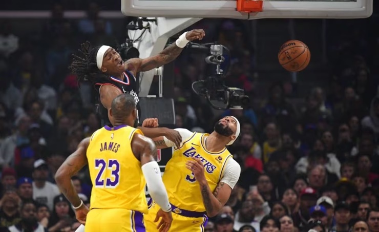 LeBron James, Lakers stun Clippers with late rally