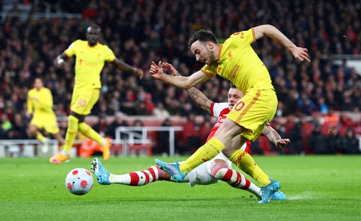 1-point gap: Liverpool closes on City with 9th straight win