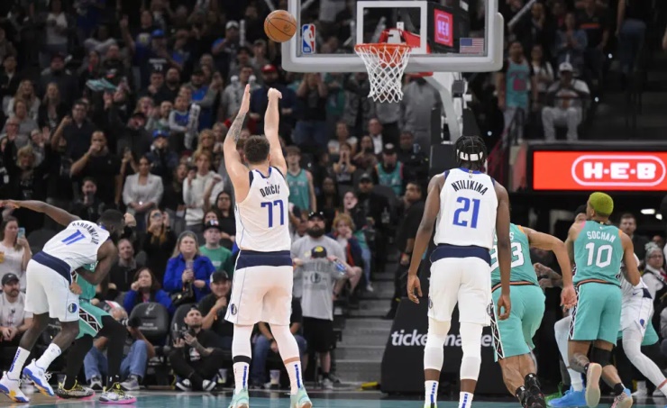 Doncic scores 51 points; Mavs beat Spurs for sixth straight