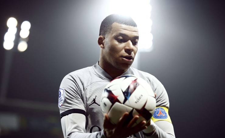 PSG striker Mbappe nets late goal as Brest beaten 2-1