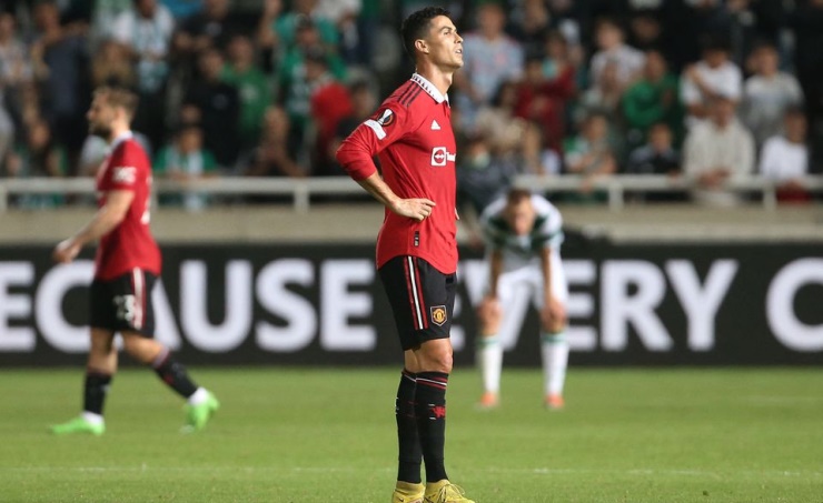 Rooney urges out-of-favour Man Utd forward Ronaldo to stay patient