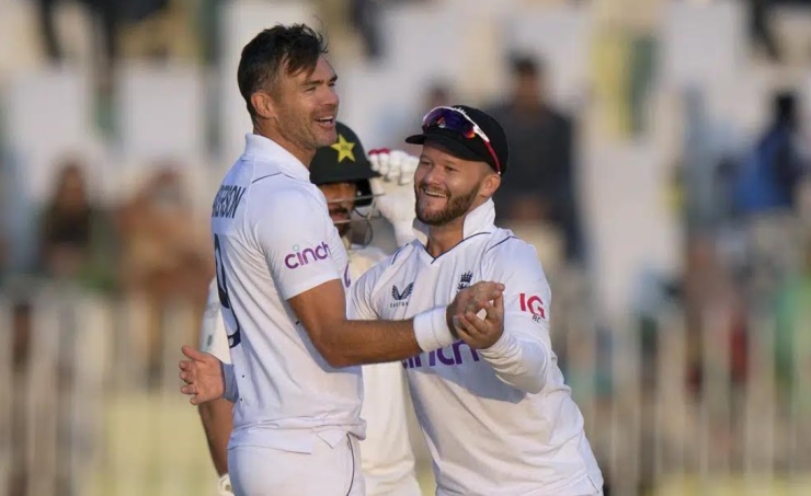 Pakistan reaches 499-7, still trails England by 158 runs