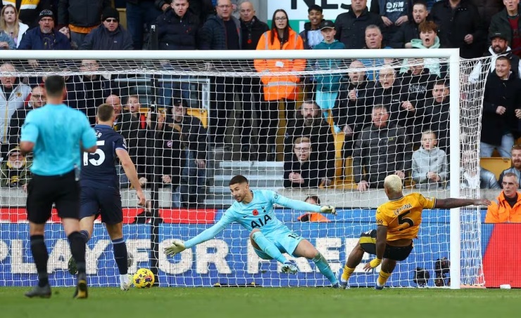 Wolves stun Spurs 2-1 with two stoppage-time goals