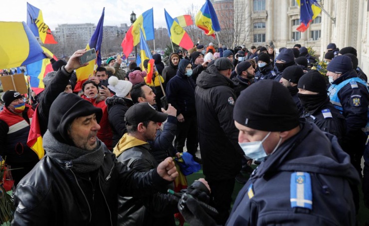 Romanian crowd tries to storm parliament in protest at COVID-19 pass
