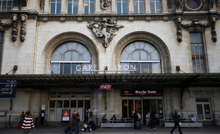 Paris police say they detained a man who stabbed 3 people at the Gare ...