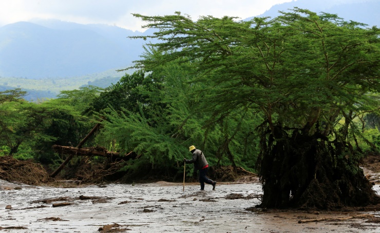 Floods kill at least 42 in central Kenya after dam bursts
