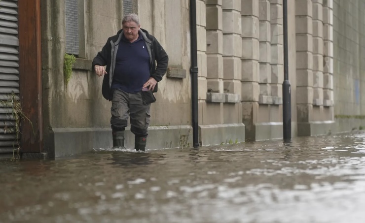 Storm Ciaran arrives on England shore, may bring highest winds to ...
