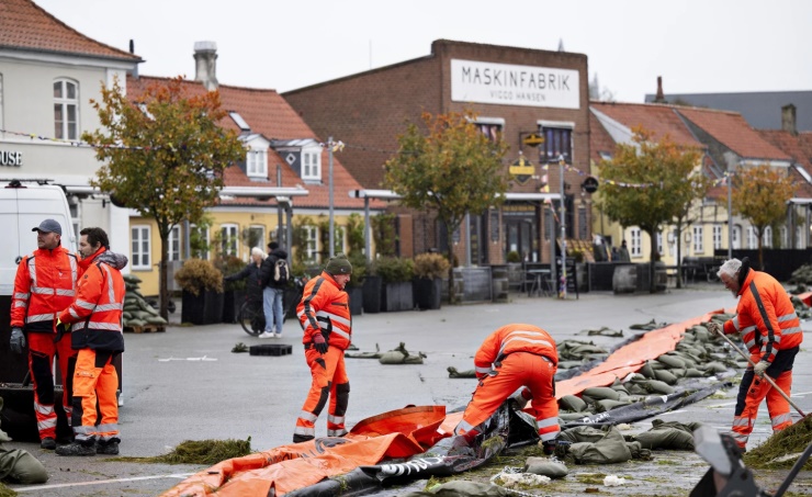 Storm hits northern Europe, killing at least 4 people