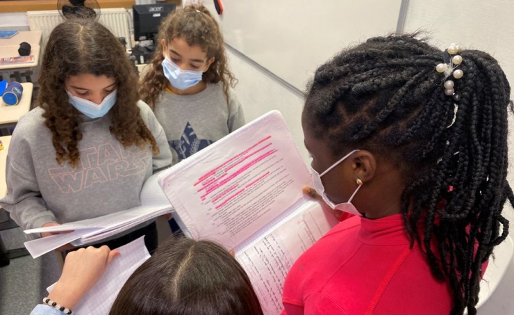 French schools "overwhelmed" by COVID-19 and contact tracing