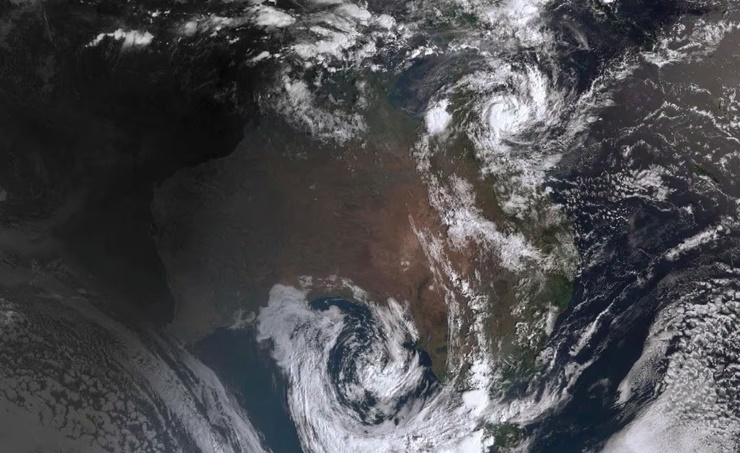 Australian resort towns along Great Barrier Reef brace for cyclone