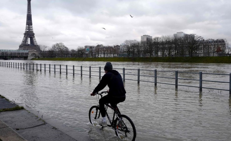 Flood warning in Paris as Seine bursts its banks