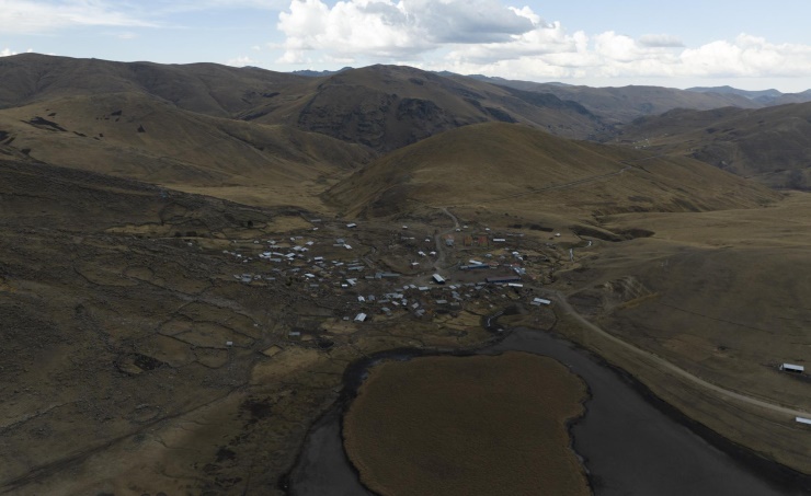 Lagoon dries up as drought grips Peru’s southern Andes